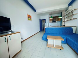 Apartamento Clássico, varanda, vista parcial para o mar | Sala de estar