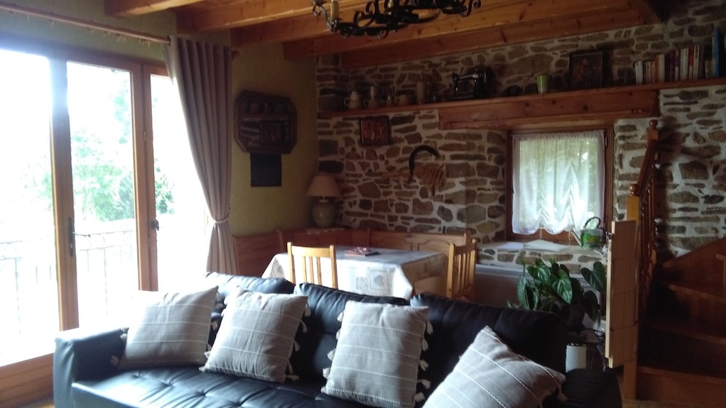 Gîte Au Bon Accueil Doté D'une Piscine Couverte Et Clôturée , Jardin ,Randonnée - Massiac