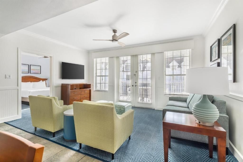 Spacious 3-br Villa Steps Away From Orlando Hot Spots And Fun Activities - Orlando, FL