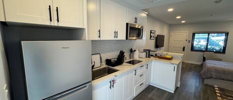 Suite-Estúdio Signature, 1 cama queen-size, pátio, vista para o canal | Cozinha privada