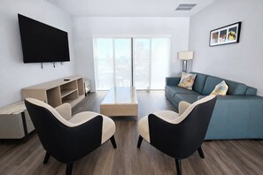 Suíte com design assinado, 1 quarto, cozinha, vista para o canal | Área de estar