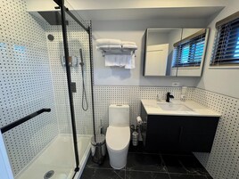 Suite-Estúdio Signature, 1 cama queen-size, pátio, vista para o canal | Casa de banho | Um polibã, um chuveiro fixo, toalhas fornecidas, sabão