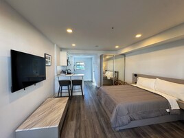 Suite-Estúdio Signature, 1 cama queen-size, cozinha, vista para o canal | Cofre no quarto, Wi-fi grátis, com mobília individualizada