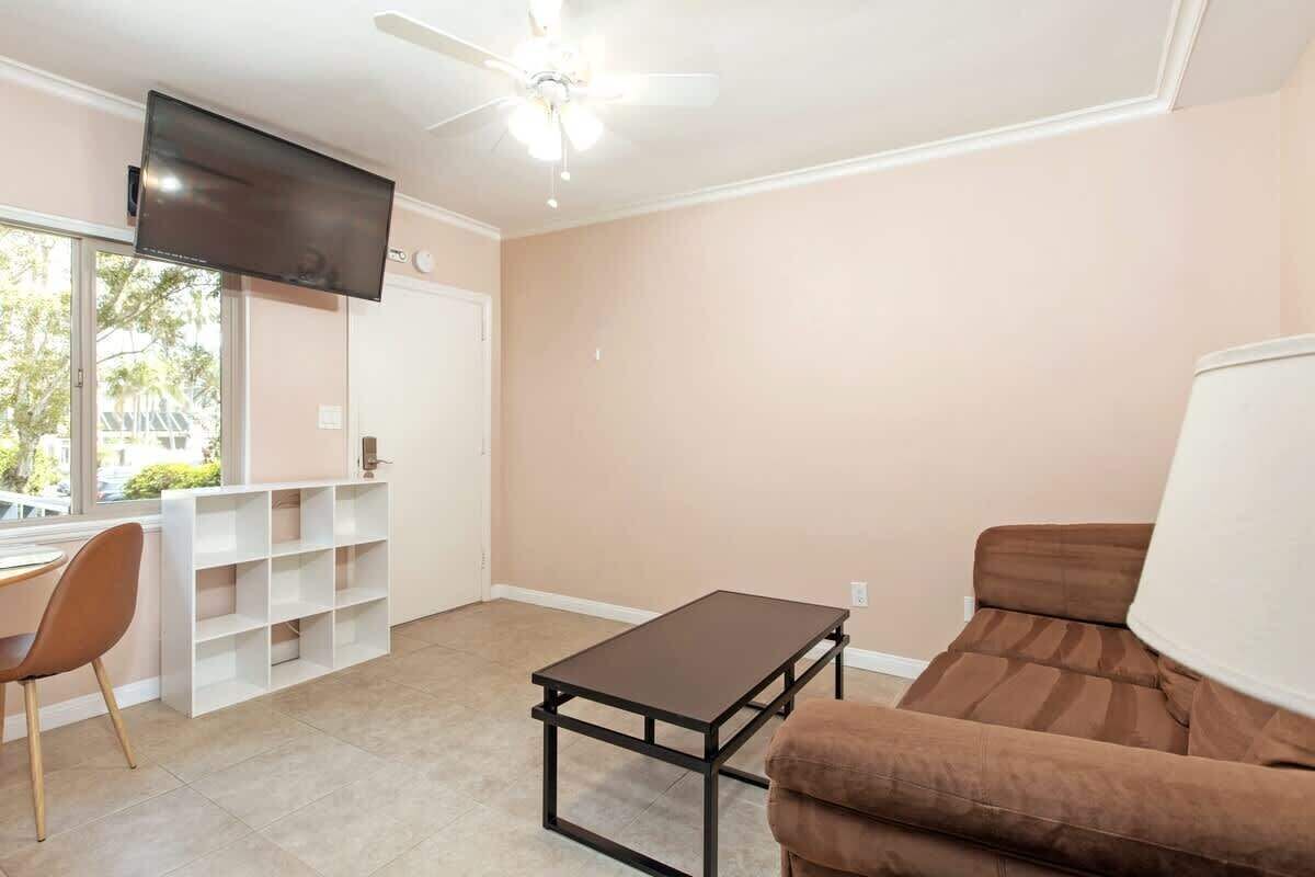 Pb Local Living Less Than A Block From The Beach - San Diego