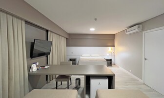 Quarto quádruplo luxo | Espaço de trabalho para notebook, Wi-Fi de cortesia