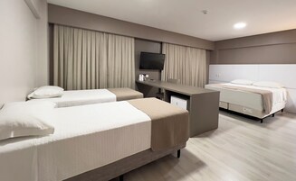 Quarto quádruplo luxo | Espaço de trabalho para notebook, Wi-Fi de cortesia