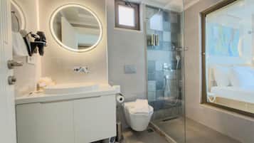 Quarto superluxo, vista para o mar | Banheiro | Chuveiro, secador de cabelo, toalhas de banho, sabonete