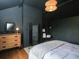 2 quartos, com decoração personalizada, com mobília individualizada 