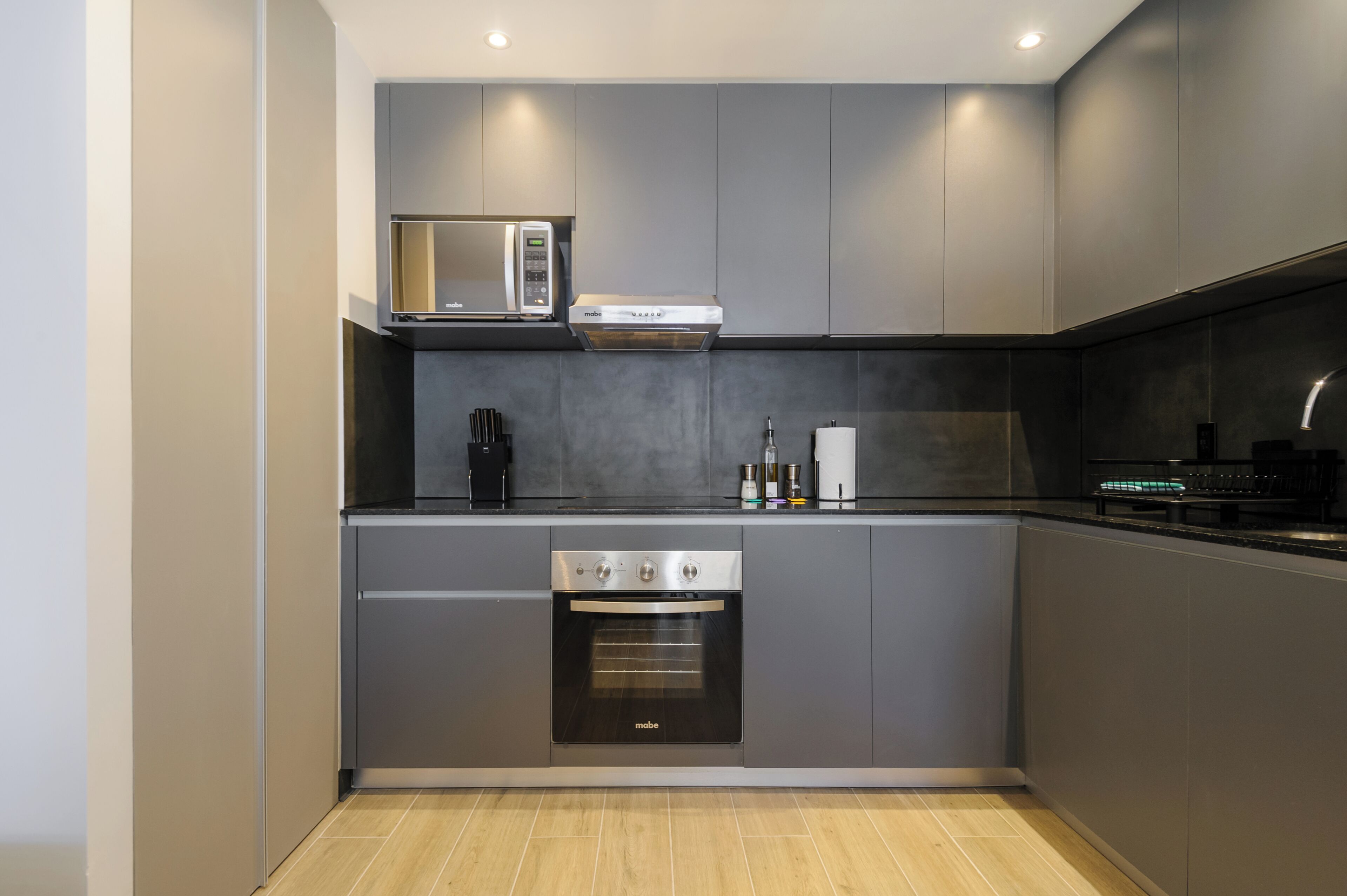Apartamento, Vista para a cidade | Cozinha privada | Um micro-ondas, uma placa de cozinha, utensílios de cozinha 