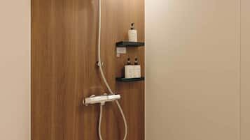 Quarto Duplo Superior | Casa de banho | Um polibã, um secador de cabelo, chinelos, toalhas fornecidas