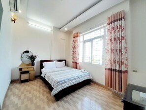 Quarto casal básico de uso individual, vista para o oceano