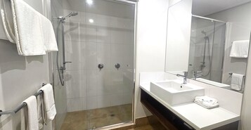 Apartamento premier | Banheiro | Produtos de toalete grátis, secador de cabelo, toalhas de banho, shampoo