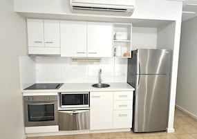 Um micro-ondas, utensílios de cozinha