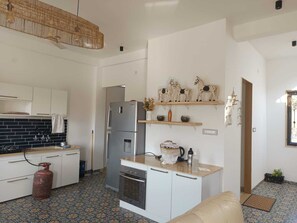Suíte, varanda, vista para a colina | Cozinha privada | Geladeira, micro-ondas, lava-louças