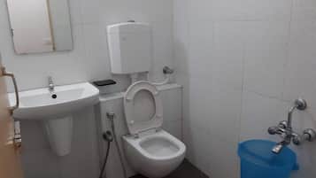 Quarto Deluxe | Casa de banho | Um polibã, toalhas fornecidas, sabão, champô