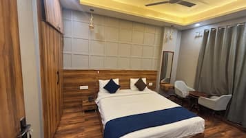 Quarto casal luxo | Escrivaninha, Wi-Fi de cortesia