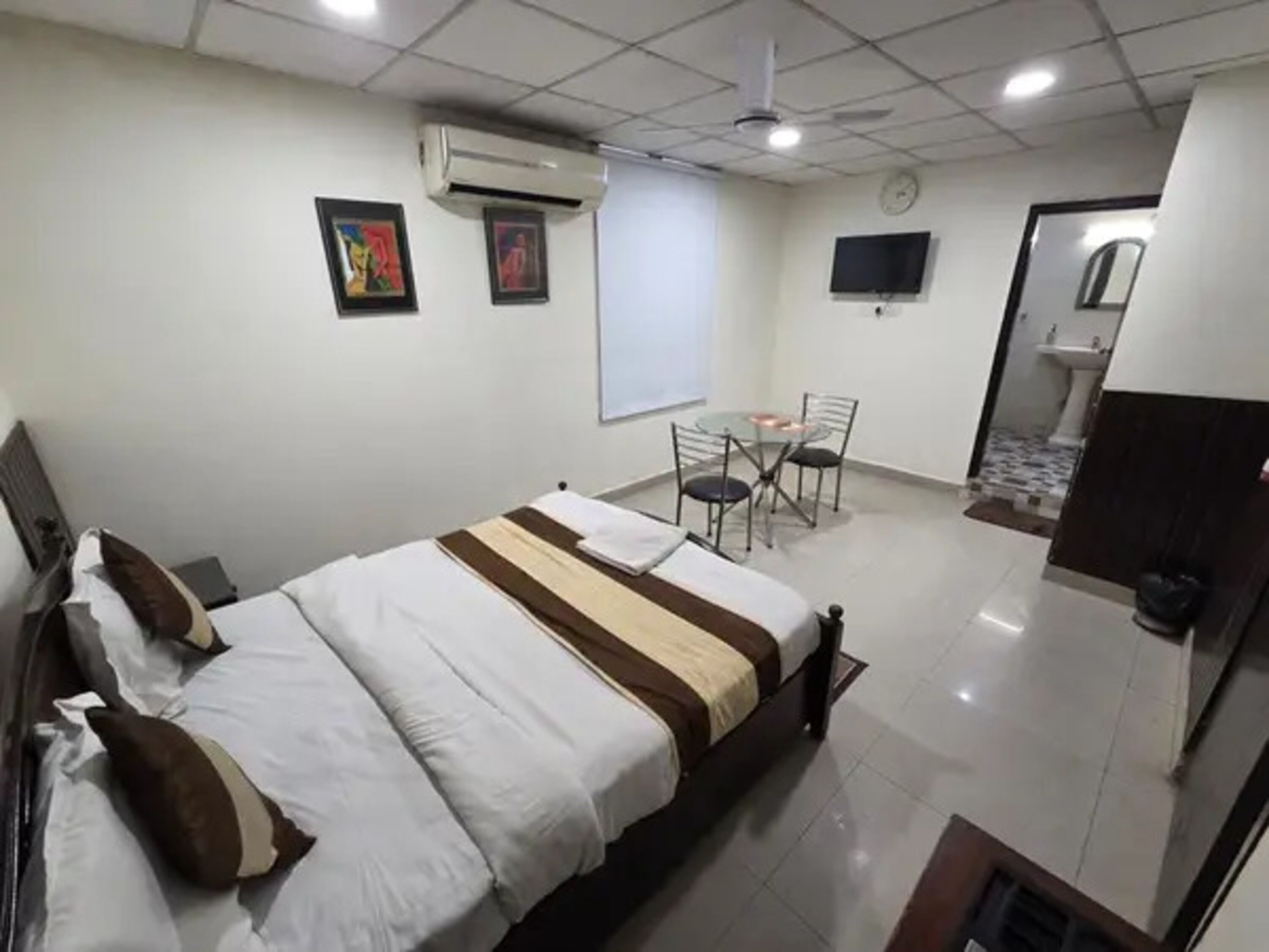 Quarto Deluxe | Lençóis de algodão egípcio, roupa de alta qualidade, cofre no quarto 