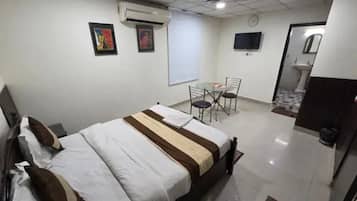 Quarto Deluxe | Lençóis de algodão egípcio, roupa de alta qualidade, cofre no quarto