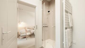 Um polibã, artigos de higiene pessoal grátis, um secador de cabelo