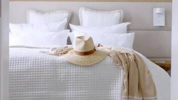 Suite Clássica | Cofre no quarto, secretária