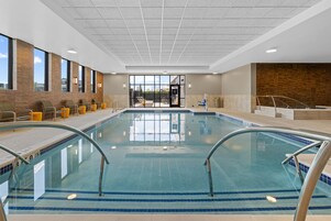 Piscina interior, espreguiçadeiras 