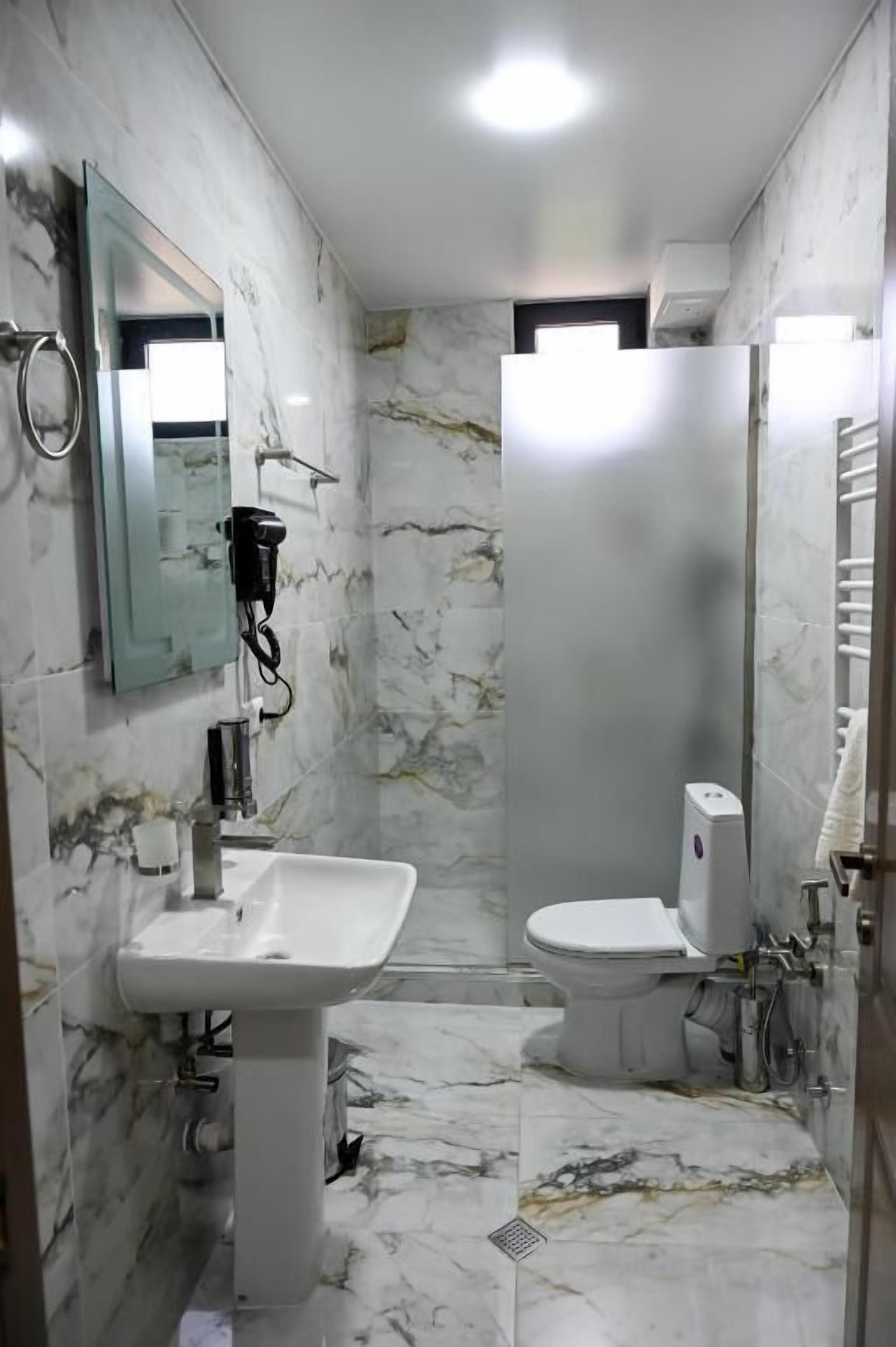 Um polibã e uma banheira separados, artigos de higiene pessoal grátis 