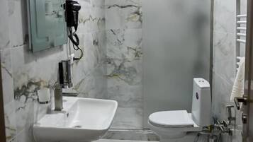 Um polibã e uma banheira separados, artigos de higiene pessoal grátis