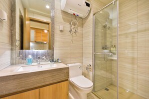 Quarto casal básico, vista para a cidade | Banheiro | Chuveiro, produtos de toalete grátis, secador de cabelo 