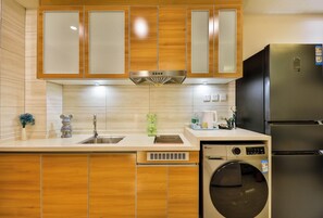 Quarto casal básico, vista para a cidade | Cozinha privada | Geladeira