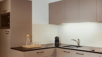 Settsass Panorama Suite | Cozinha privada | Um frigorífico, um micro-ondas, uma placa de cozinha