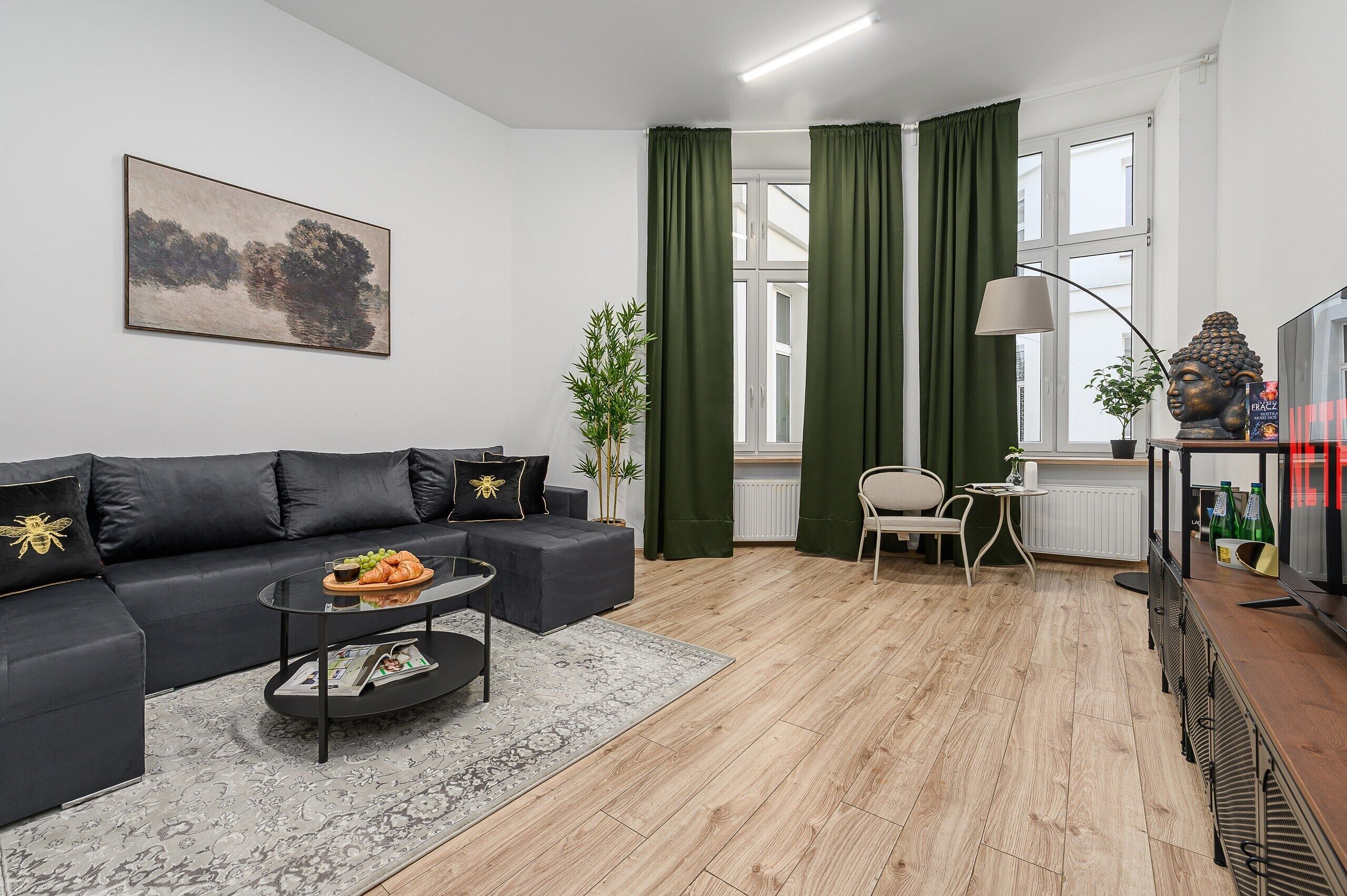 Apartamento conforto, vista para o pátio | Área de estar | TV LCD 40 polegadas com canais digitais
