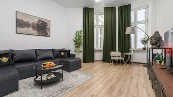 Apartamento conforto, vista para o pátio | Área de estar | TV LCD 40 polegadas com canais digitais