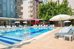 Piscina exterior sazonal, da(s) 10:00 à(s) 19:30, toldos gratuitos 