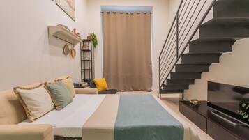 Apartamento (1 Bedroom) | Sala de estar | Televisor