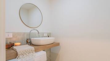 Apartamento (1 Bedroom) | Casa de banho | Um polibã, um bidé