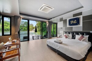 Quarto Duplo Deluxe, vista para o lago | Cofre no quarto, secretária, ferro/tábua de engomar, Wi-fi grátis 