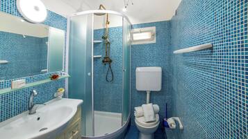 Villa Standard, vários quartos, 2 casas de banho (Villino Salentum Pool&Greenery) | Casa de banho | Um polibã, toalhas fornecidas, sabão, champô