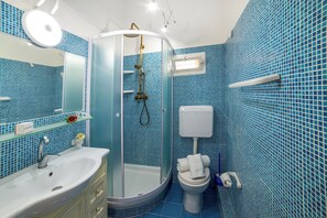 Villa Standard, vários quartos, 2 casas de banho (Villino Salentum Pool&Greenery) | Casa de banho | Um polibã, toalhas fornecidas, sabão, champô 