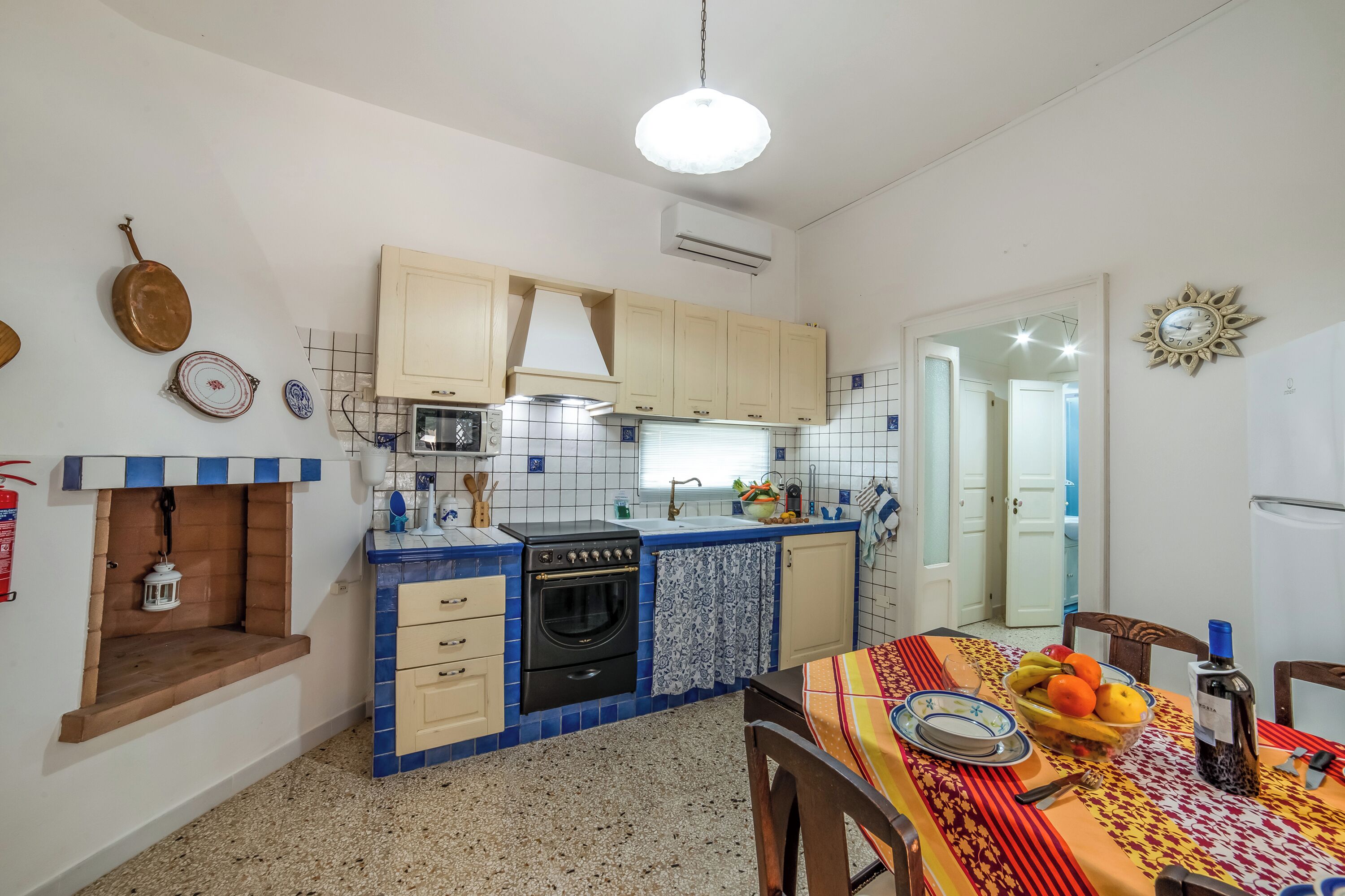 Villa Standard, vários quartos, 2 casas de banho (Villino Salentum Pool&Greenery) | Cozinha privada | Um frigorífico, um micro-ondas, um forno, uma placa de cozinha 