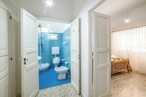 Vila standard, vários quartos, 2 banheiros (Villino Salentum Pool&Greenery) | Banheiro | Chuveiro, toalhas de banho, sabonete, shampoo