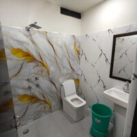 Quarto Duplo Deluxe, Vista para a cidade | Casa de banho | Um polibã, artigos de higiene pessoal grátis, chinelos