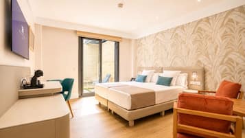 Quarto de hotel moderno com cama, escrivaninha, cadeira e varanda com vista.