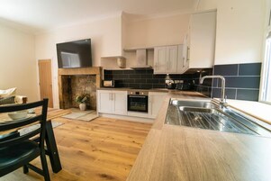 Um frigorífico, um micro-ondas, um forno, uma placa de cozinha 