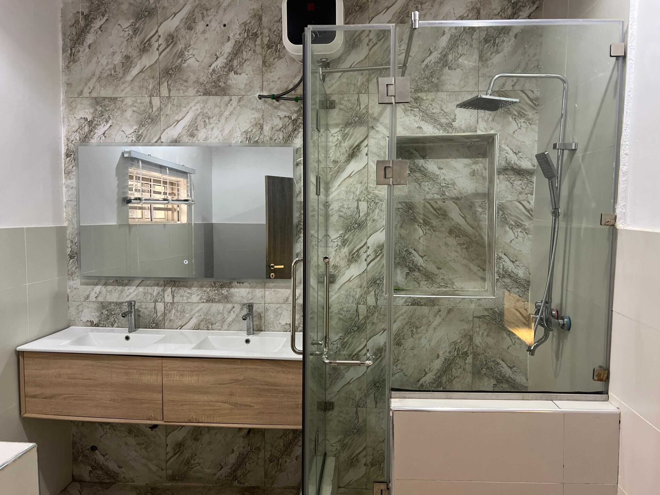 Apartamento luxo | Banheiro | Chuveiro, produtos de toalete grátis, toalhas de banho, sabonete