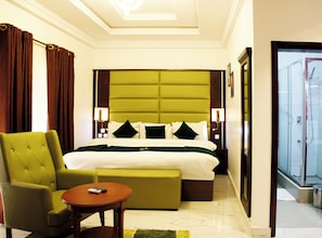 Quarto empresarial | Banheiro | Chuveiro, produtos de toalete grátis, toalhas de banho, sabonete