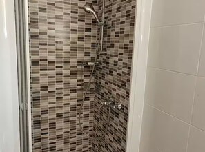 Apartamento (Two Bedroom Apartment with Terrace) | Casa de banho | Um polibã, toalhas fornecidas 