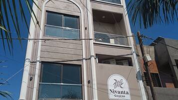 Um edifício de vários andares com uma placa que diz 'Nivanta Green'.
