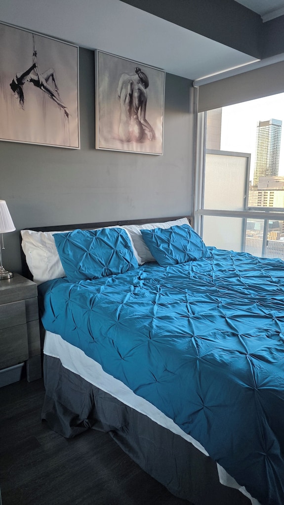 High-rise Serenity In Heart Of Downtown! Rare Condo Above Nathan Phillips Square - Toronto