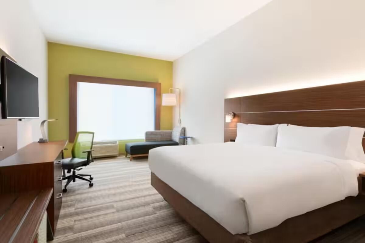 Refined Room Perfect For Couples Exploring Local Attractions In Cincinnati - Cincinnati