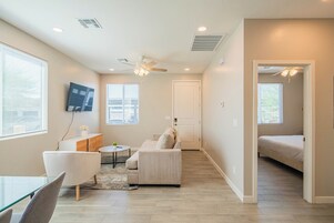 Apartamento superluxo, 1 cama King, ar-condicionado | Área de estar